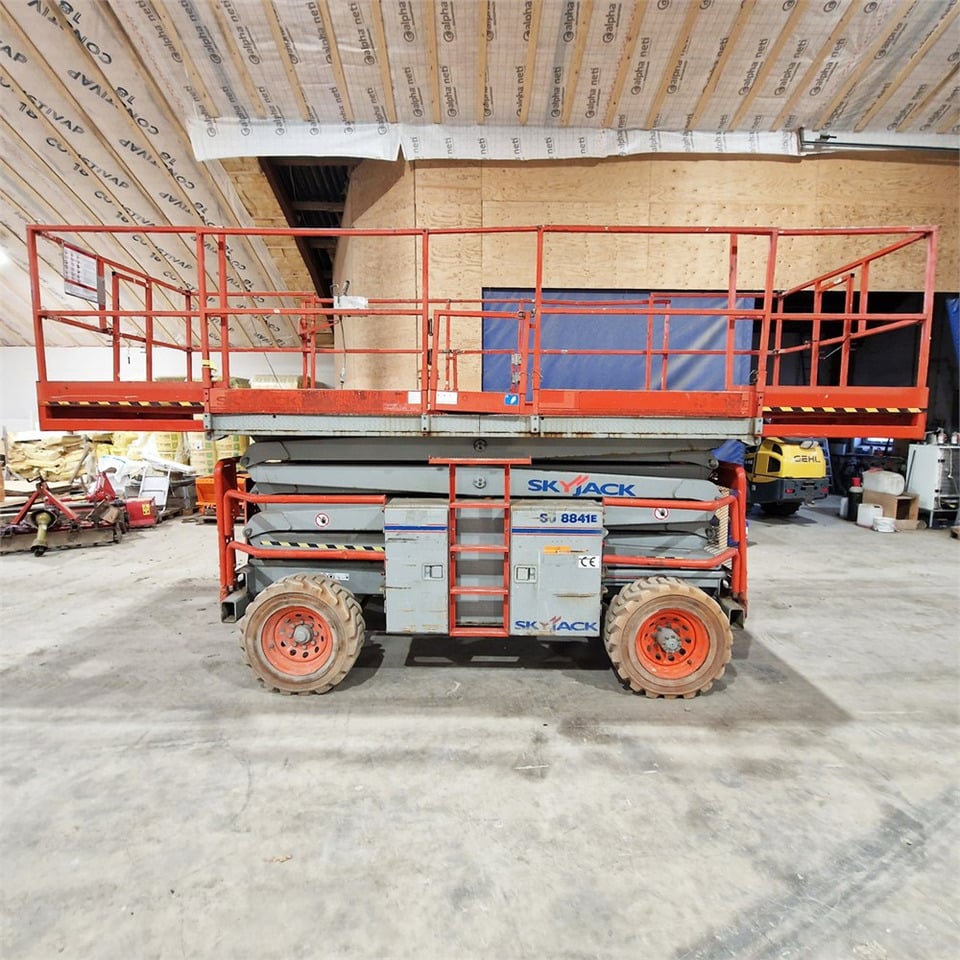 Skyjack SJ 8841 E technické údaje (1997 - 2007) | Kolové nůžkové plošiny | LECTURA Specs